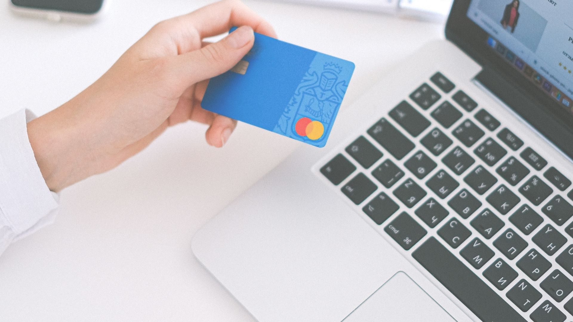 Smart Credit Card Use - How to Use the Credit Card and Not Go Into Debt